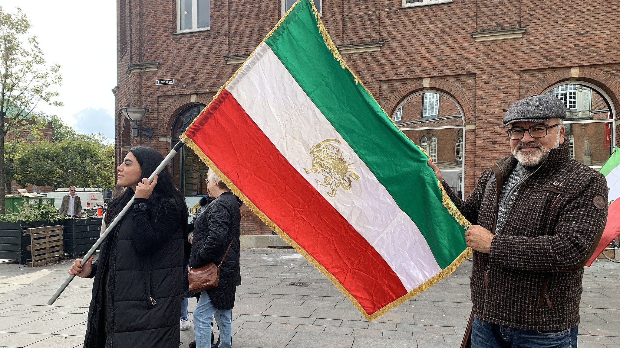 Demonstration: - Jeg råber på vegne af alle de iranere, der ikke selv ... Demonstration: - Jeg råber på vegne af alle de iranere, der ikke selv ...
