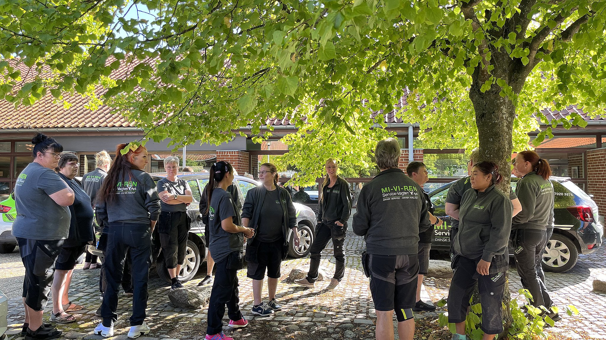 Sure medarbejdere fra plejefirma demonstrerer foran rådhus | TV 2 Fyn