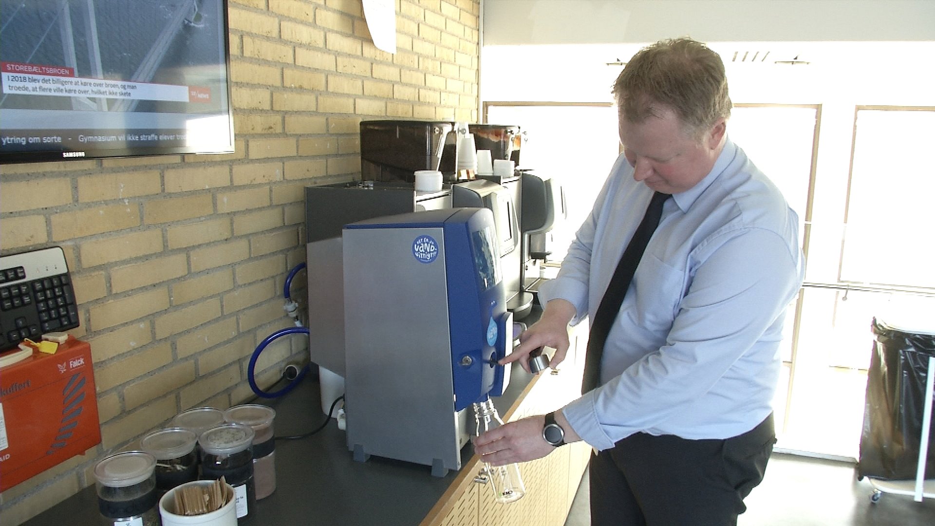 Drik vand fra hanen: Virksomhed i Odense sikrer ansatte koldt drikkevand | TV 2 Fyn